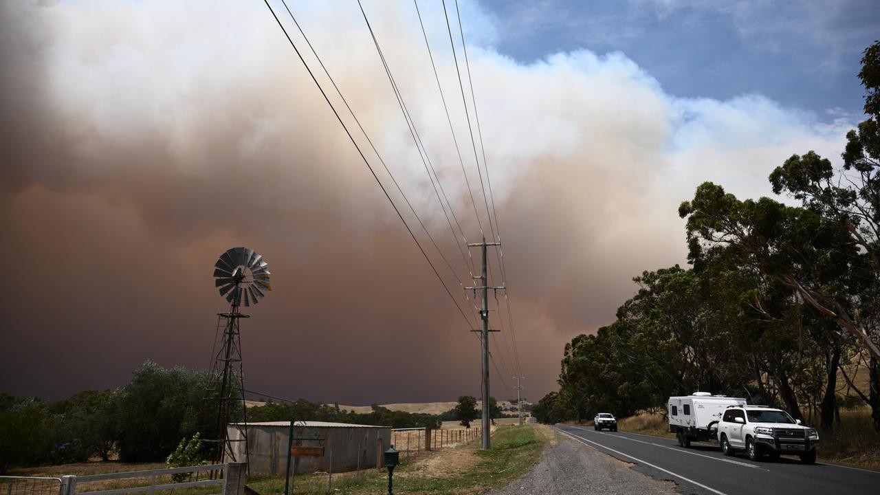 'Catastrophic' bushfire crisis escalates in Victoria