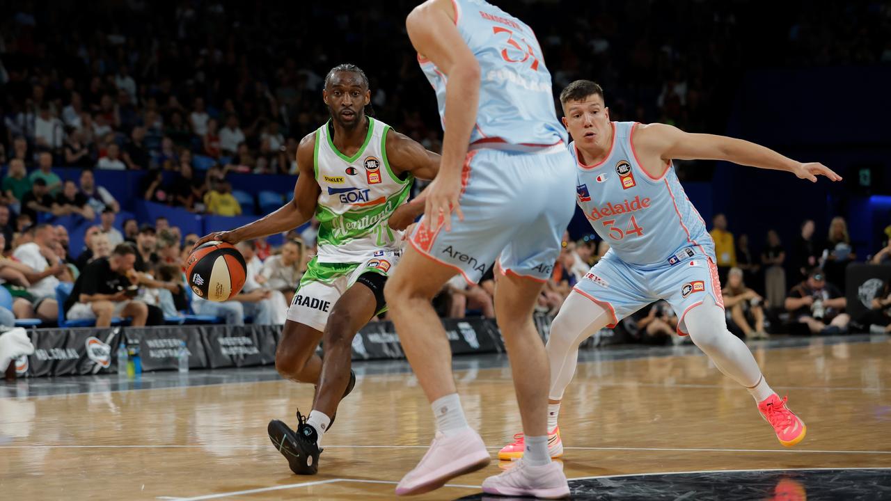 Clark spark helps Phoenix rise high to crush Adelaide