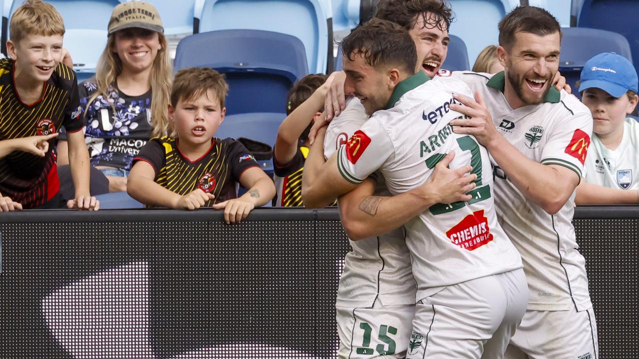 Ten-man Sydney splutter in loss to Phoenix